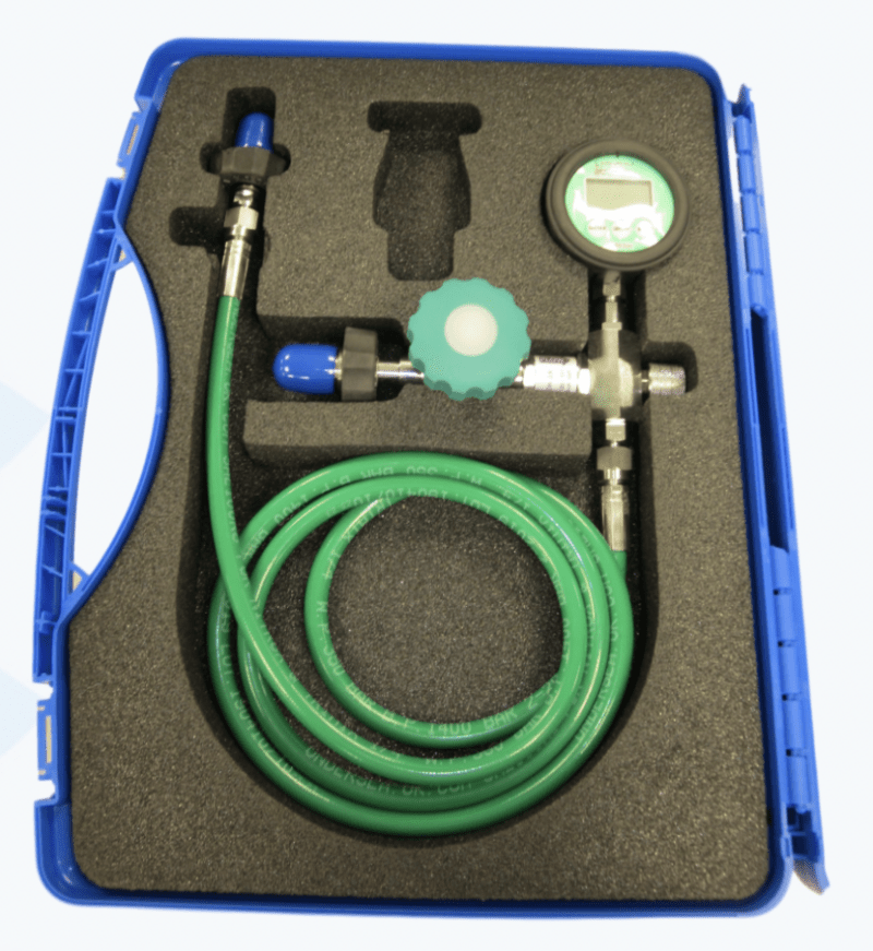 Oxygen decanting hose assebly with digital gauge - Plura Valley
